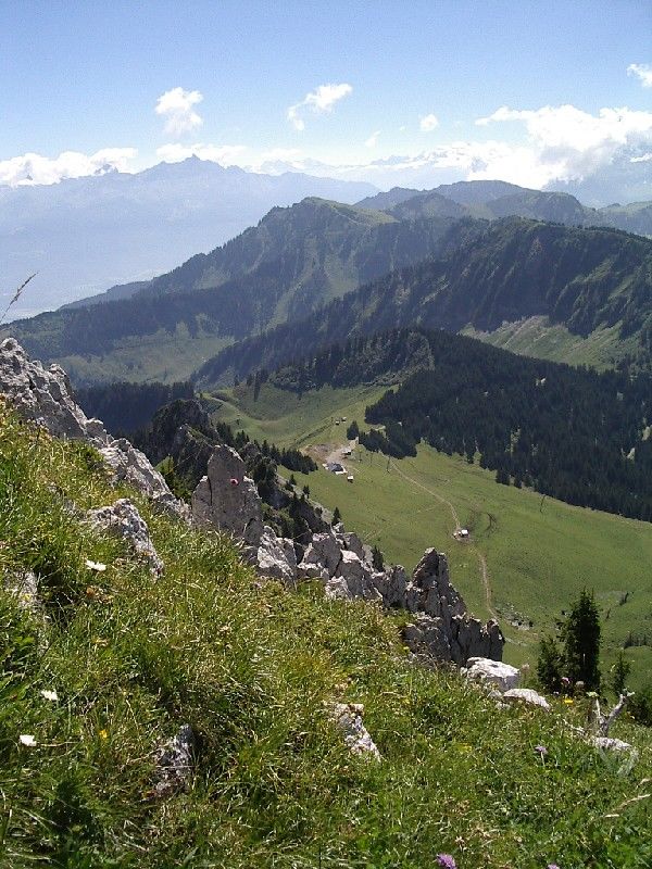 Depuis le sentier en-dessus de la barre rocheuse, vue sur... [hikr.org]