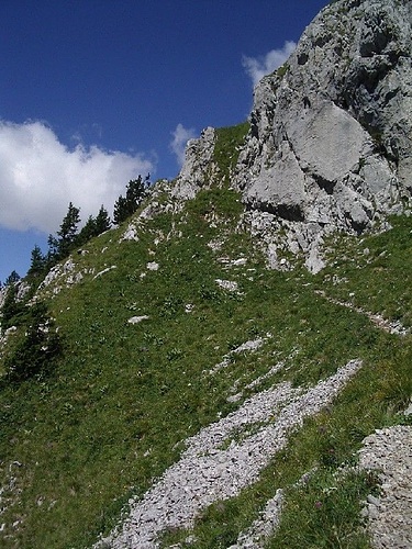 Sentier en-dessous de la barre rocheuse - Fotos [hikr.org]