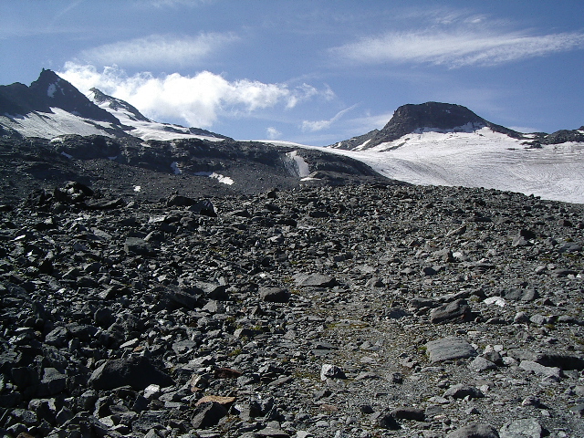 On a atteint le glacier à gauche de la barre rocheuse -... [hikr.org]