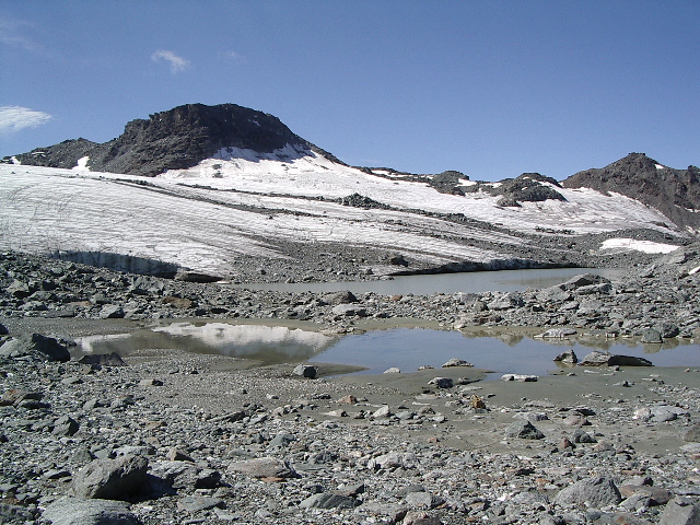 Derrière la barre rocheuse aux abords du glacier - Fotos [hikr.org]