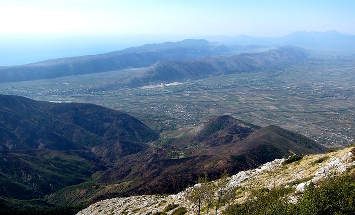 Mali i Rencit (left, near the searshore) and Mali i... [hikr.org]