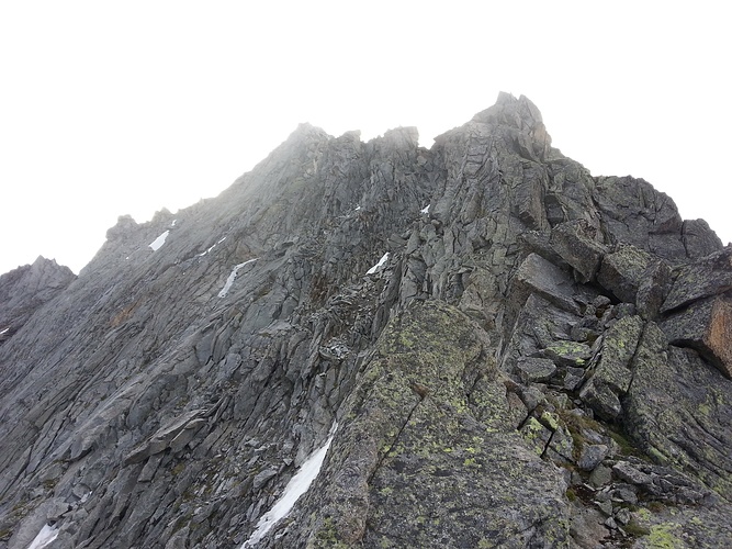 Hier teilweise nach links ausweichend in die Flanke. - Fotos [hikr.org]