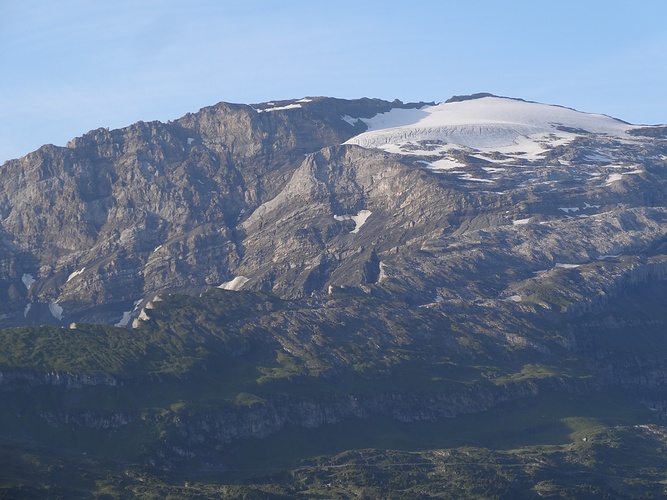 Noch glänzt der Lang Firn unterm Gemsfairen auch im... [hikr.org]