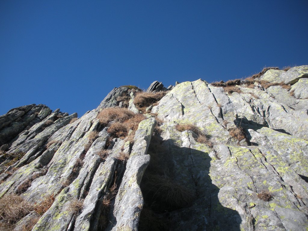 La via di salita tra le roccette, dopo aver effettuato la... [hikr.org]