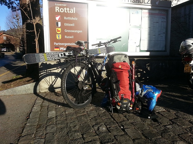 Mit Sack und Pack geht auf den Bus. - Fotos [hikr.org]