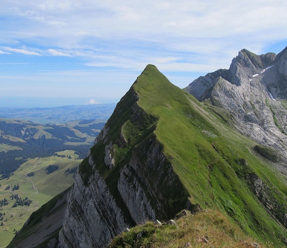 Grenzchopf mit zwei Seiten - Die Nordflanke steil und... [hikr.org]