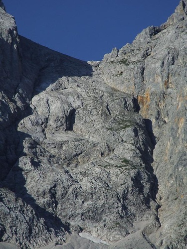 Die Flanke zur Scharte, Unten rechts ist der Einstieg und... [hikr.org]