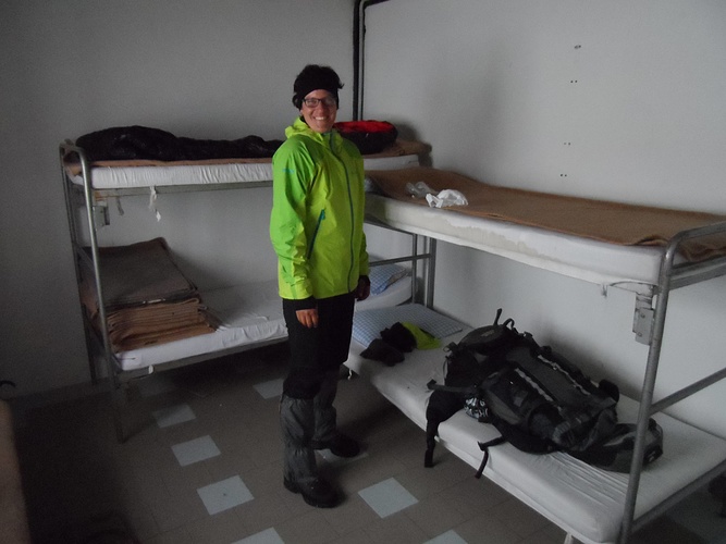 Wir richten uns im Winterraum der Boèhütte ein.... [hikr.org]