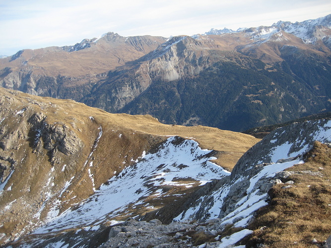 zunächst ein Abstieg über eine steile Flanke - Fotos [hikr.org]