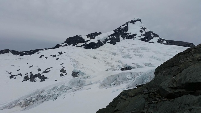 Ein letzter Blick zurück bevor wir über die Bevan Col... [hikr.org]