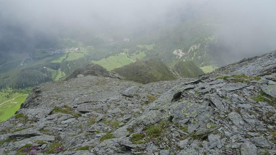 Abstieg über die durchaus steile Flanke. - Fotos [hikr.org]