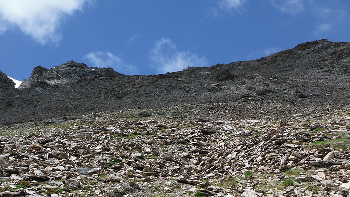View back up the steep scree area after the descent. - Fotos [hikr.org]