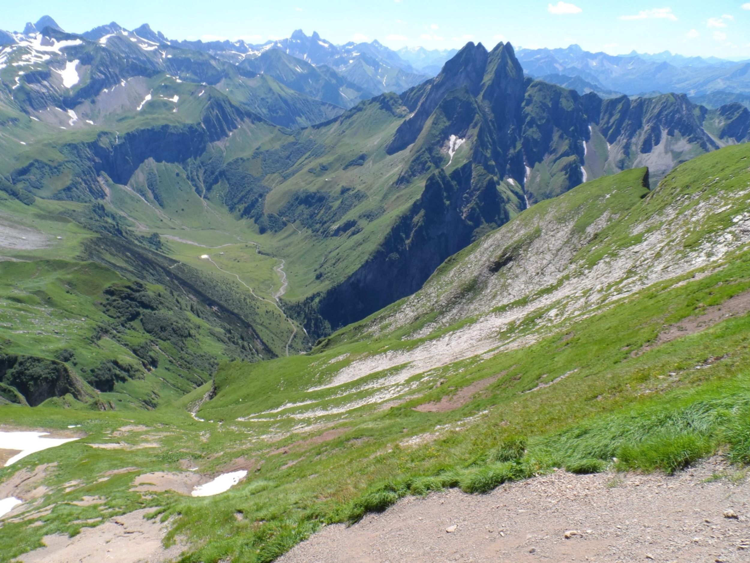 Blick in die steile Flanke, die wir zu Beginn gequert... [hikr.org]