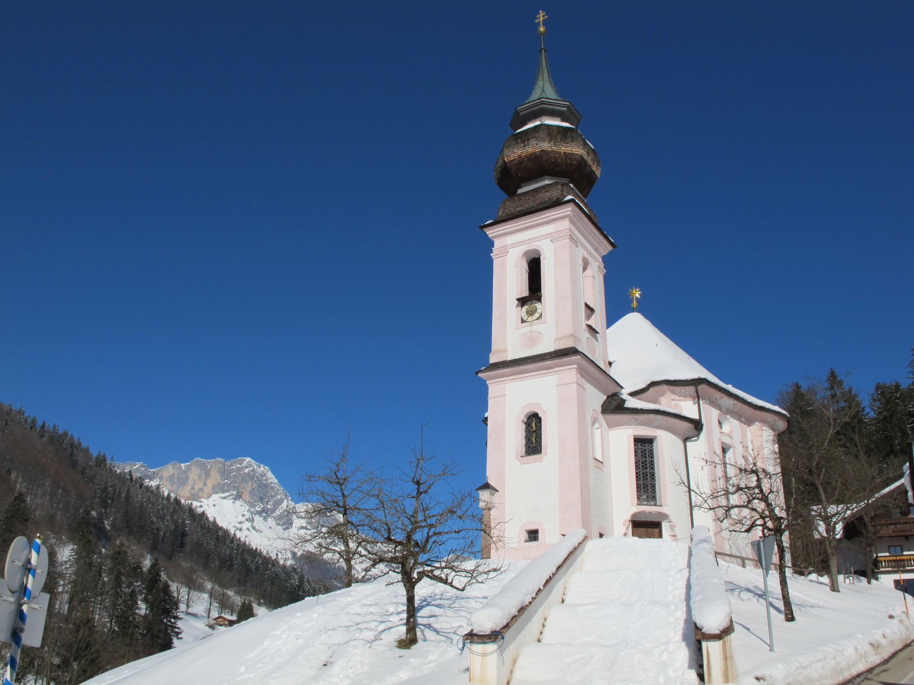 Die Wallfahrtskirche von Maria Gern, dahinter der... [hikr.org]