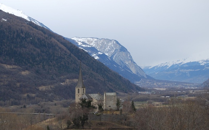 Die Kirche von Raron. - Fotos [hikr.org]