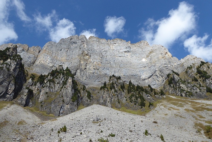 Blick vom offiziellen Wanderweg zurück zum Brisi. Der... [hikr.org]