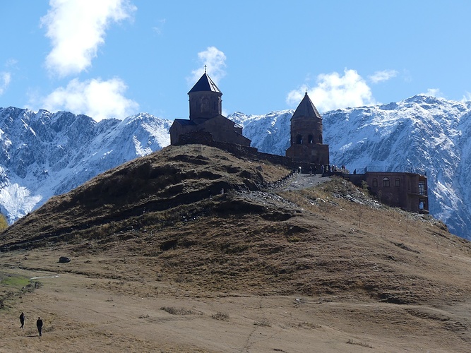 Gergetis Sameba (Dreifaltigkeitskirche). Im kleinen... [hikr.org]