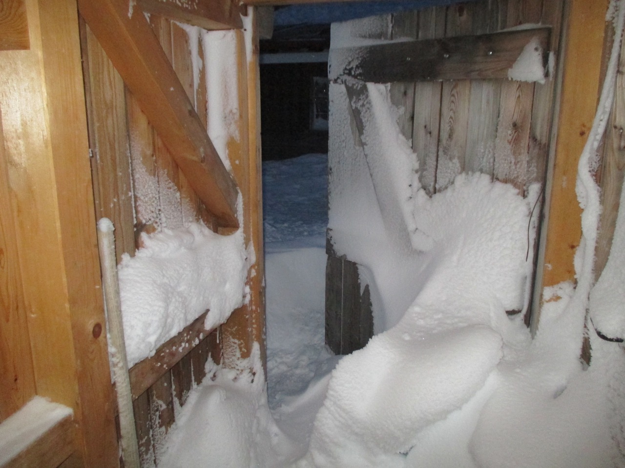 Morgens im Winterraum der Weilheimer Hütte (Vorraum).... [hikr.org]