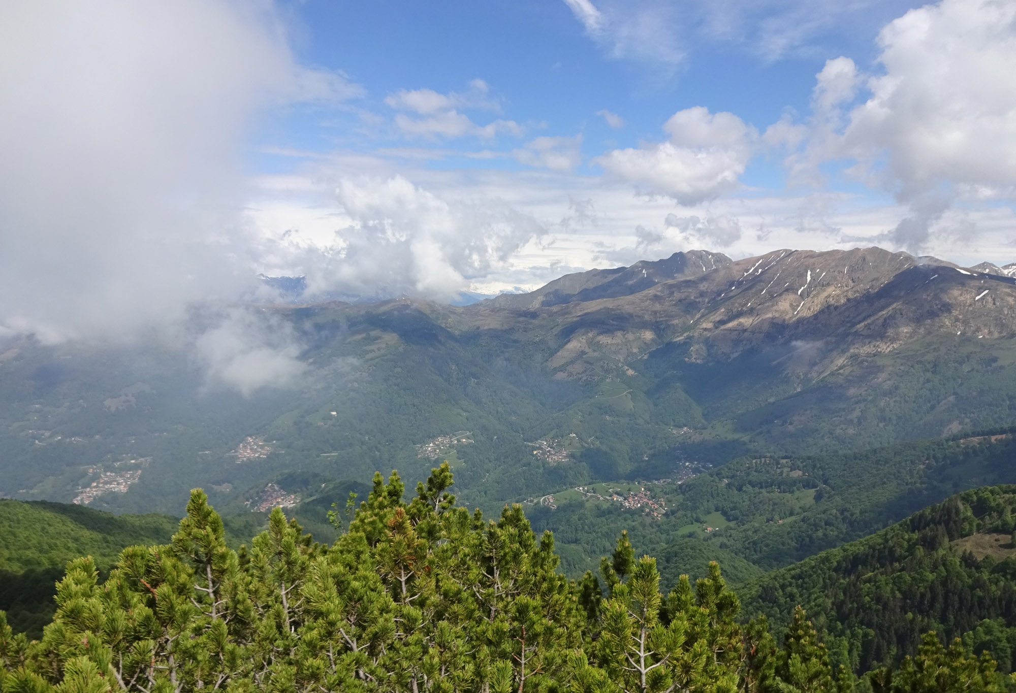 Tiefblick ins dicht besiedelte Val Colla - Fotos [hikr.org]