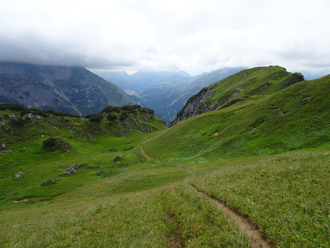 in der Senke sind die beiden alternativen Wege ganz gut... [hikr.org]