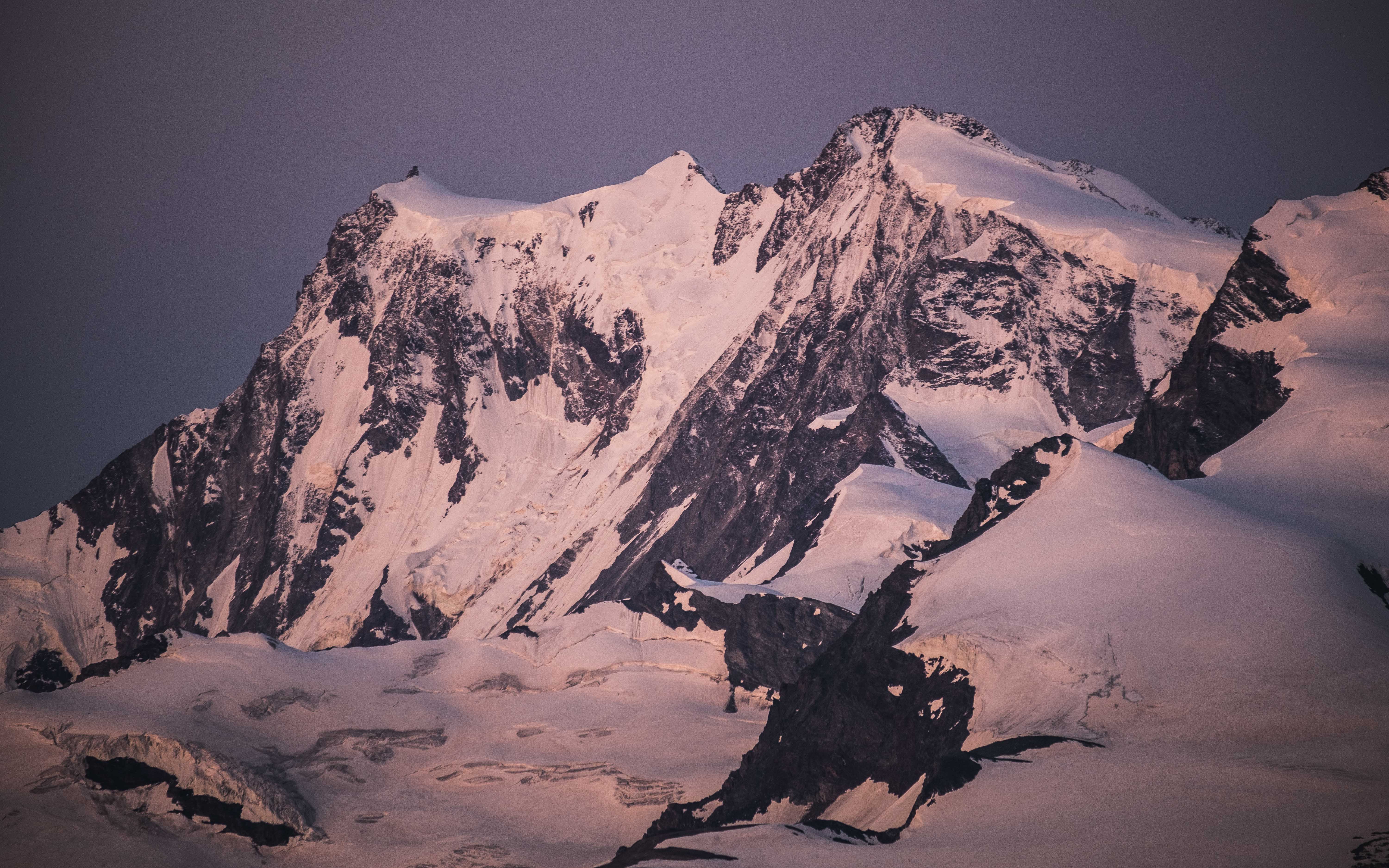 Monte Rosa Massiv macht seinem Namen alle Ehre - Fotos [hikr.org]