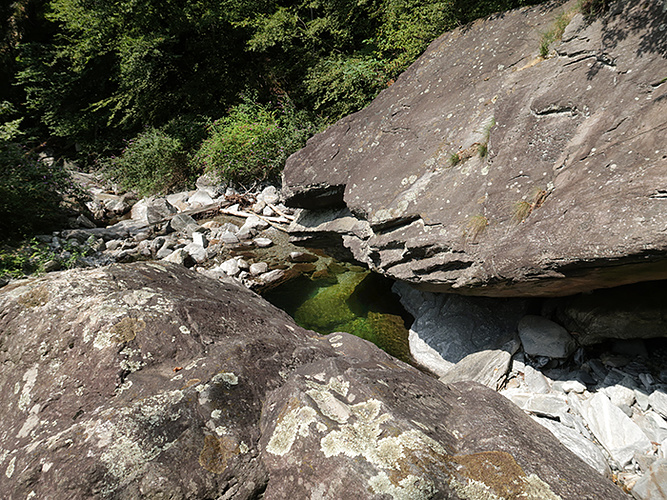 Zwei "Haushohe" Felsen mit Pool - Fotos [hikr.org]