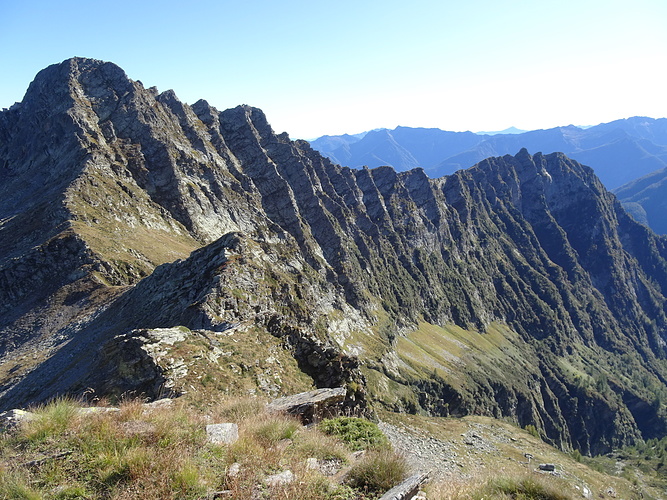 die Flanke ist ganz schön furchig - Fotos [hikr.org]