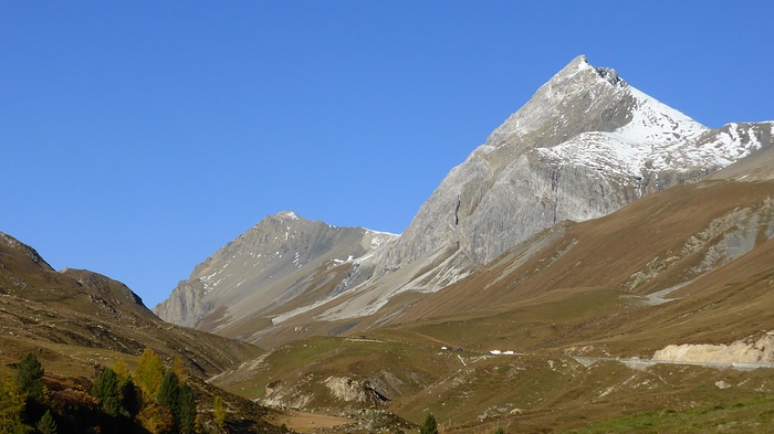 View to Igl Compass and Piz Üertsch while driving... [hikr.org]