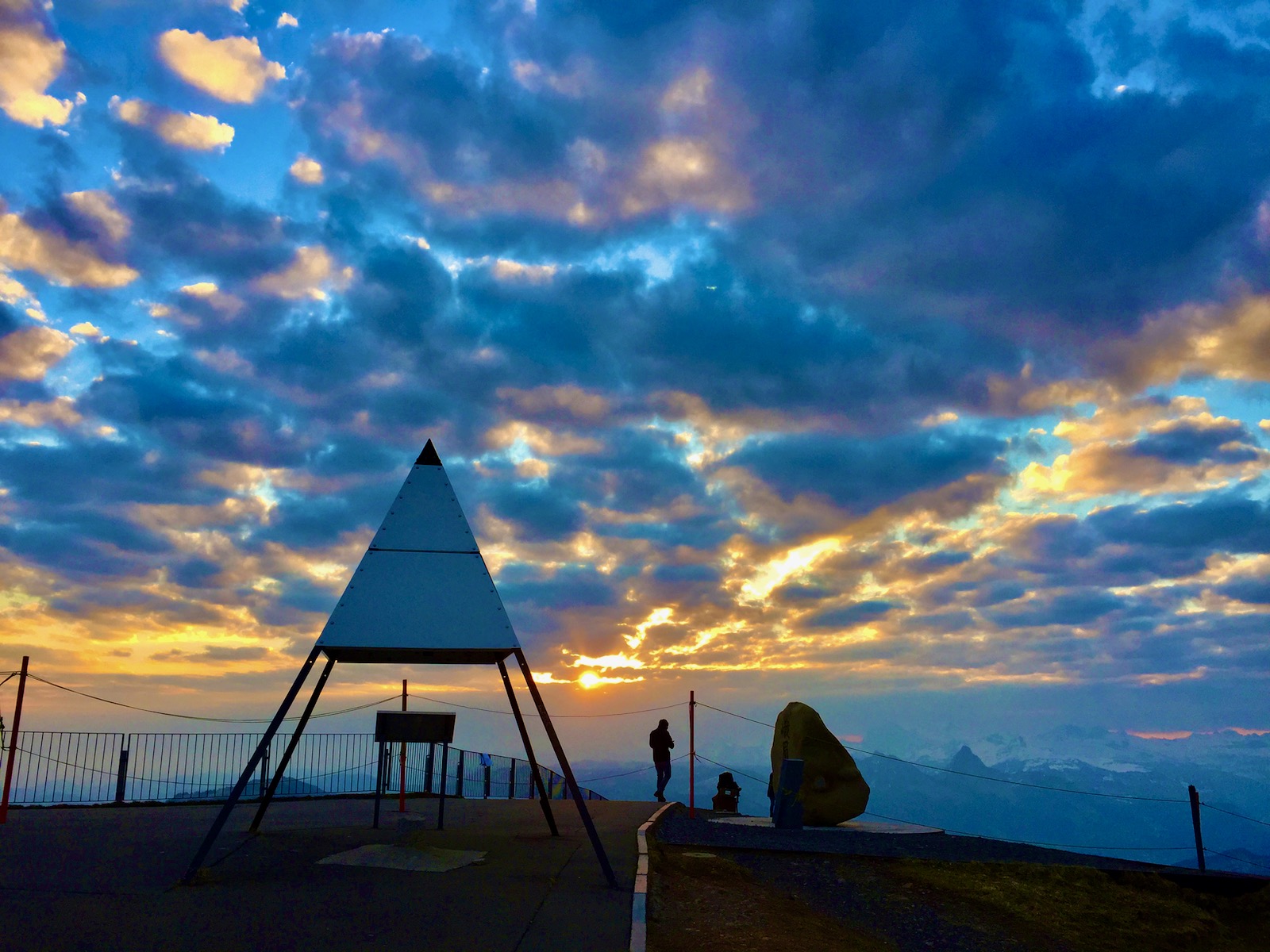 Sonnenaufgang auf der Rigi am 9. April 2020. - Fotos [hikr.org]