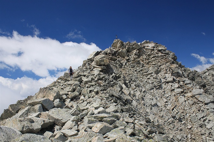 Ben visibile la croce di vetta della rocca Marchisa - Fotos [hikr.org]
