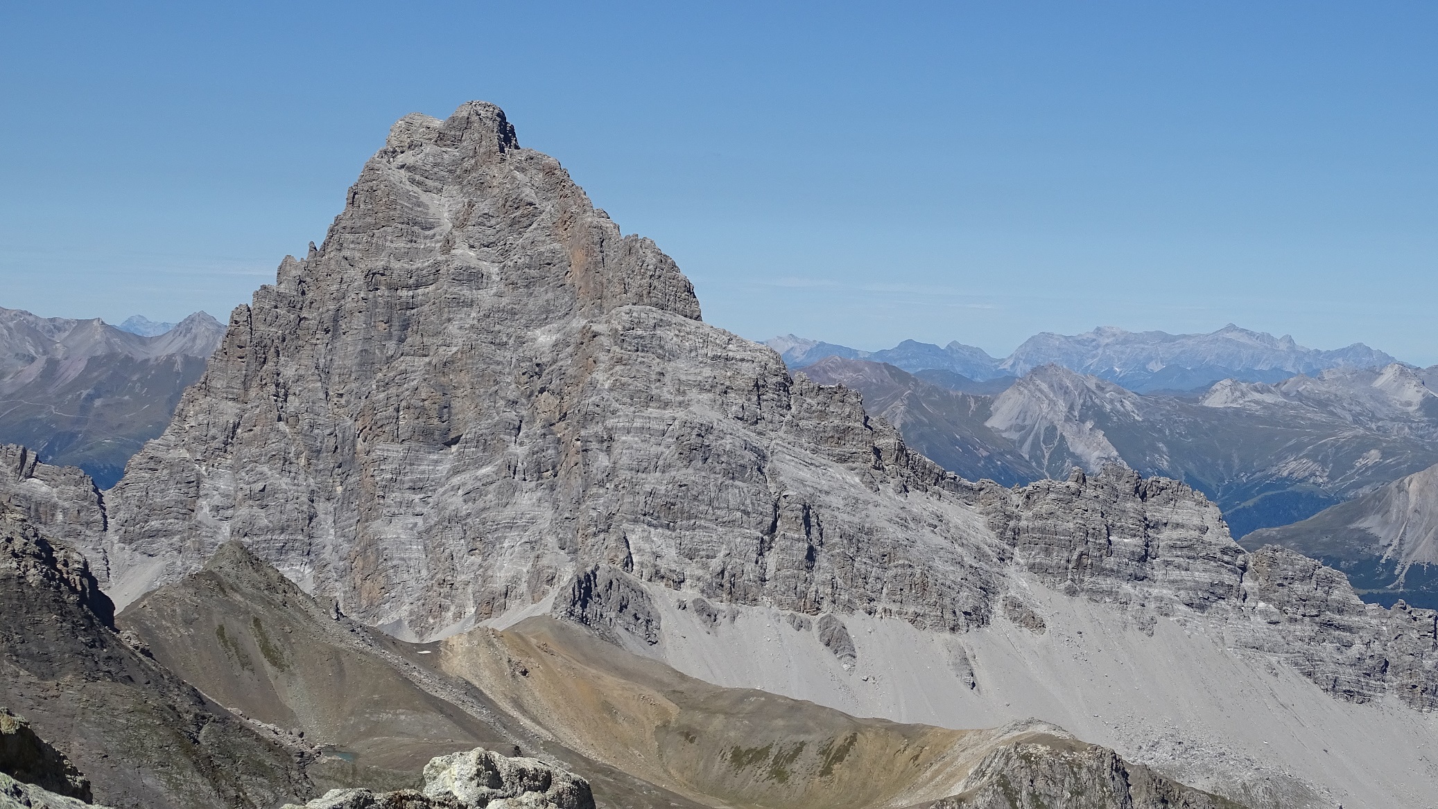 Piz Ela! (Blick vom Gipfel Piz Bleis Marscha). - Fotos [hikr.org]