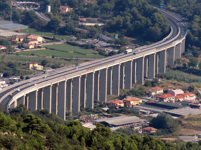 Zoom auf die Autostrada dei Fiori. Es scheint derzeit ein... [hikr.org]