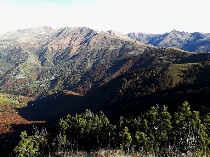Uno sguardo sulla testata della Val Colla, dove si vede... [hikr.org]