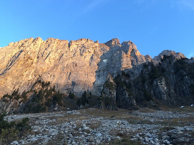 erste Sonnenstrahlen auf Brisi - Fotos [hikr.org]