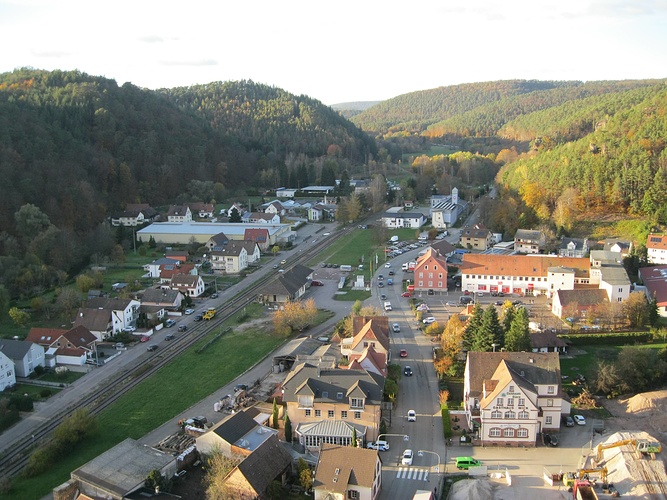 Blick auf den nördlichen Teil von Dahn. Hier liegt auch... [hikr.org]
