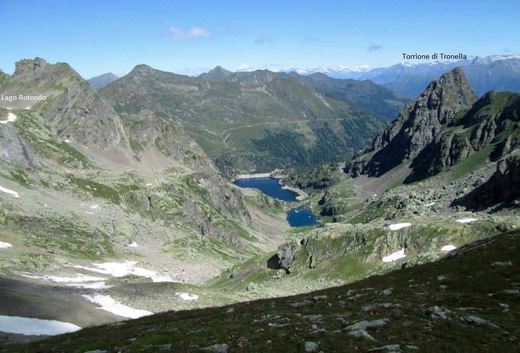 Uno sguardo verso la Val Tronella (da cui scenderemo),... [hikr.org]