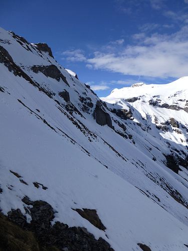 Aufstieg über die obere NW-Flanke: angesichts der... [hikr.org]