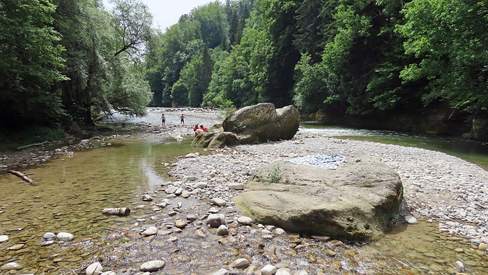 Wir treffen auf mehrere tolle Stellen am Flussufer. - Fotos [hikr.org]