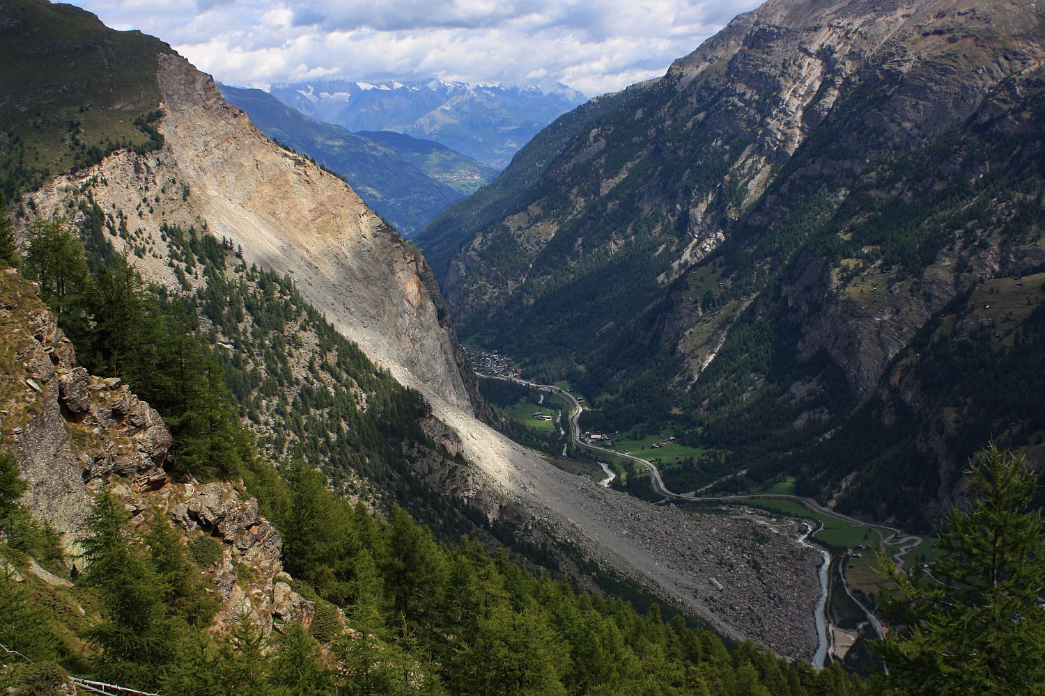 Der mächtige Bergsturz von Randa. Info von Wikipedia:... [hikr.org]