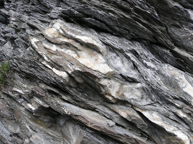 Phyllit mit Quarzeinlagerungen - Fotos [hikr.org]