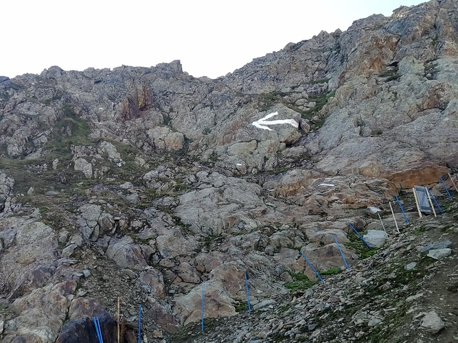 Der Einstieg auf den Nordostgrat durch die Flanke ist... [hikr.org]