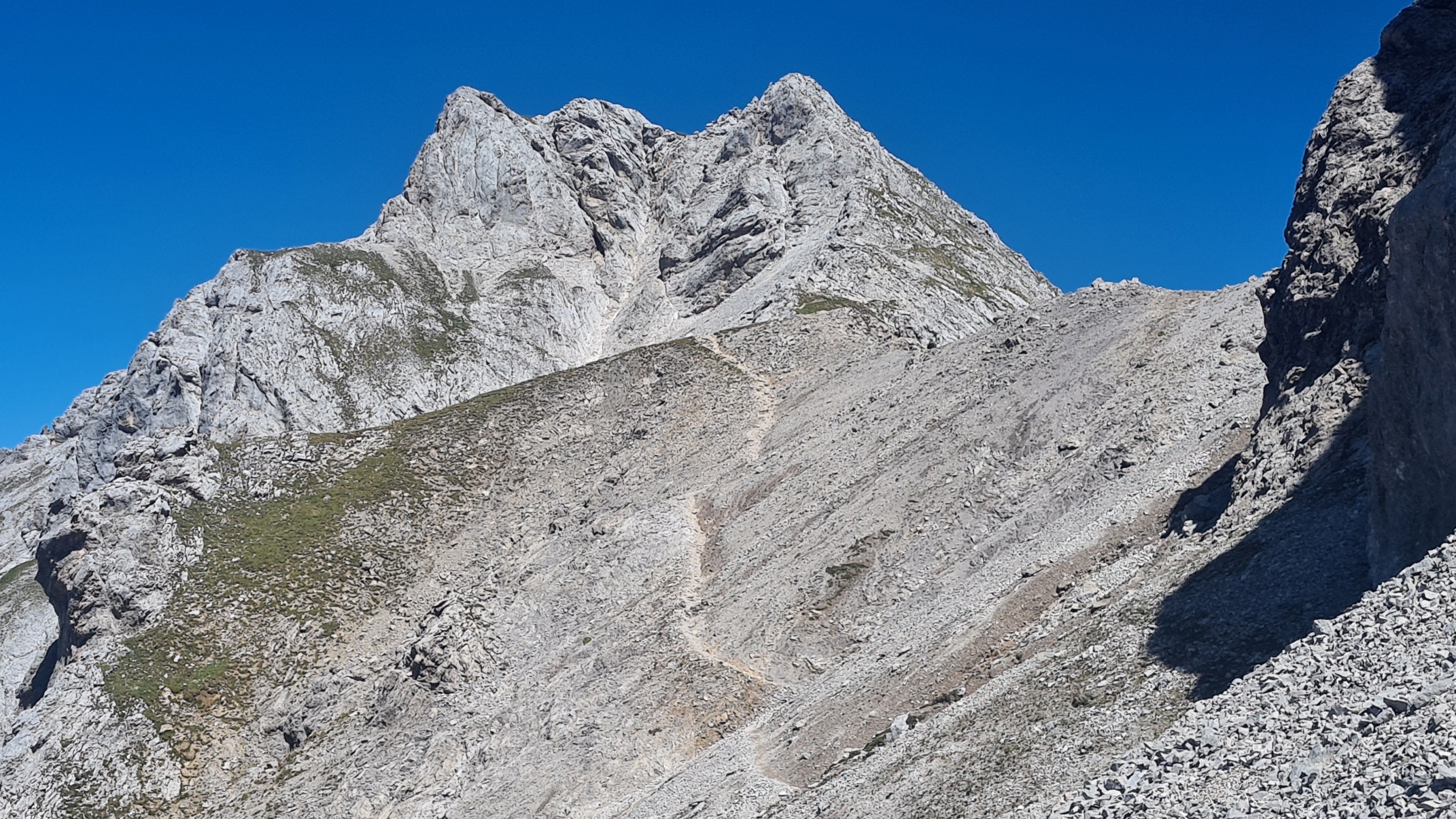 Der Weg zum Gipfel ist fast komplett sichtbar - Fotos [hikr.org]