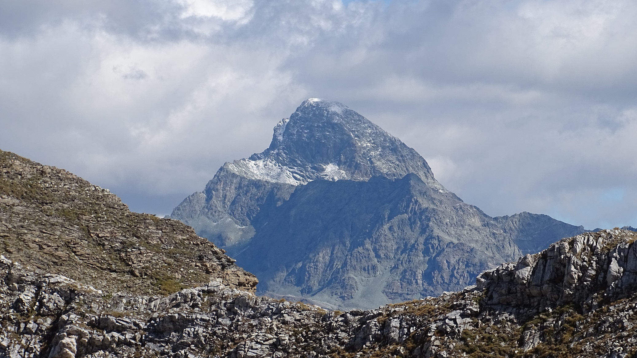 Piz Platta im Zoom über dem Sascelpass. - Fotos [hikr.org]