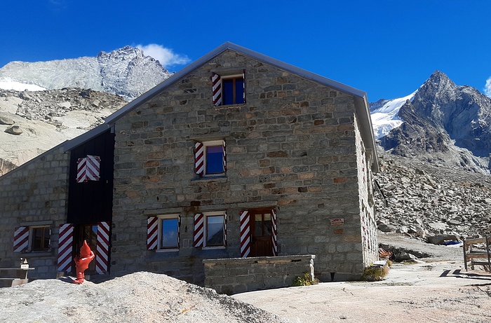 Die schlichte Cabane du Mountet in grandioser Umgebung -... [hikr.org]