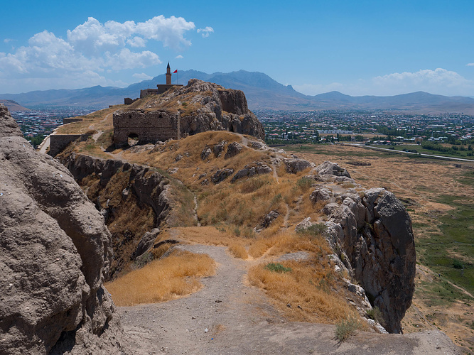 Van Kalesi. Im Hintergrund Erek Dagi. - Fotos [hikr.org]
