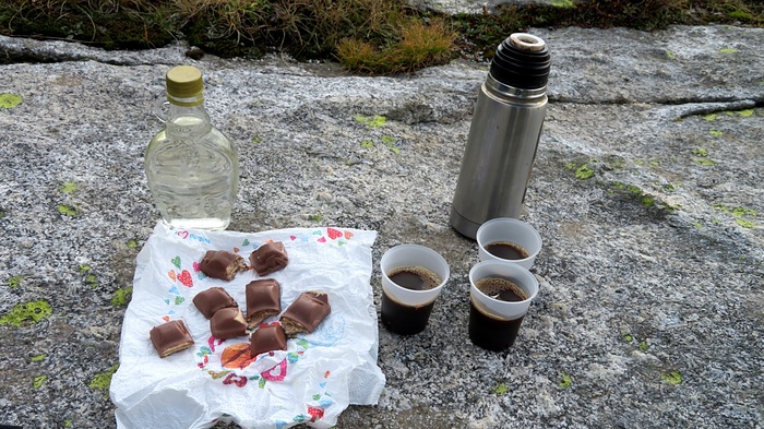Dopo pranzo al lago Pero, caffè con dolcetti - Fotos [hikr.org]