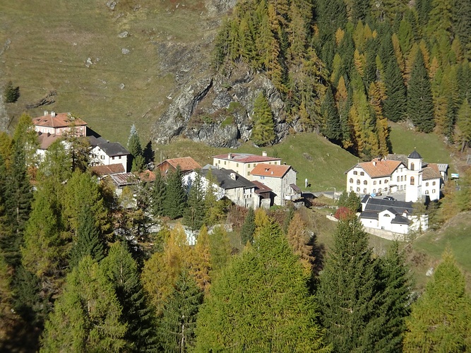 Blick hinunter nach Mulegns - Fotos [hikr.org]