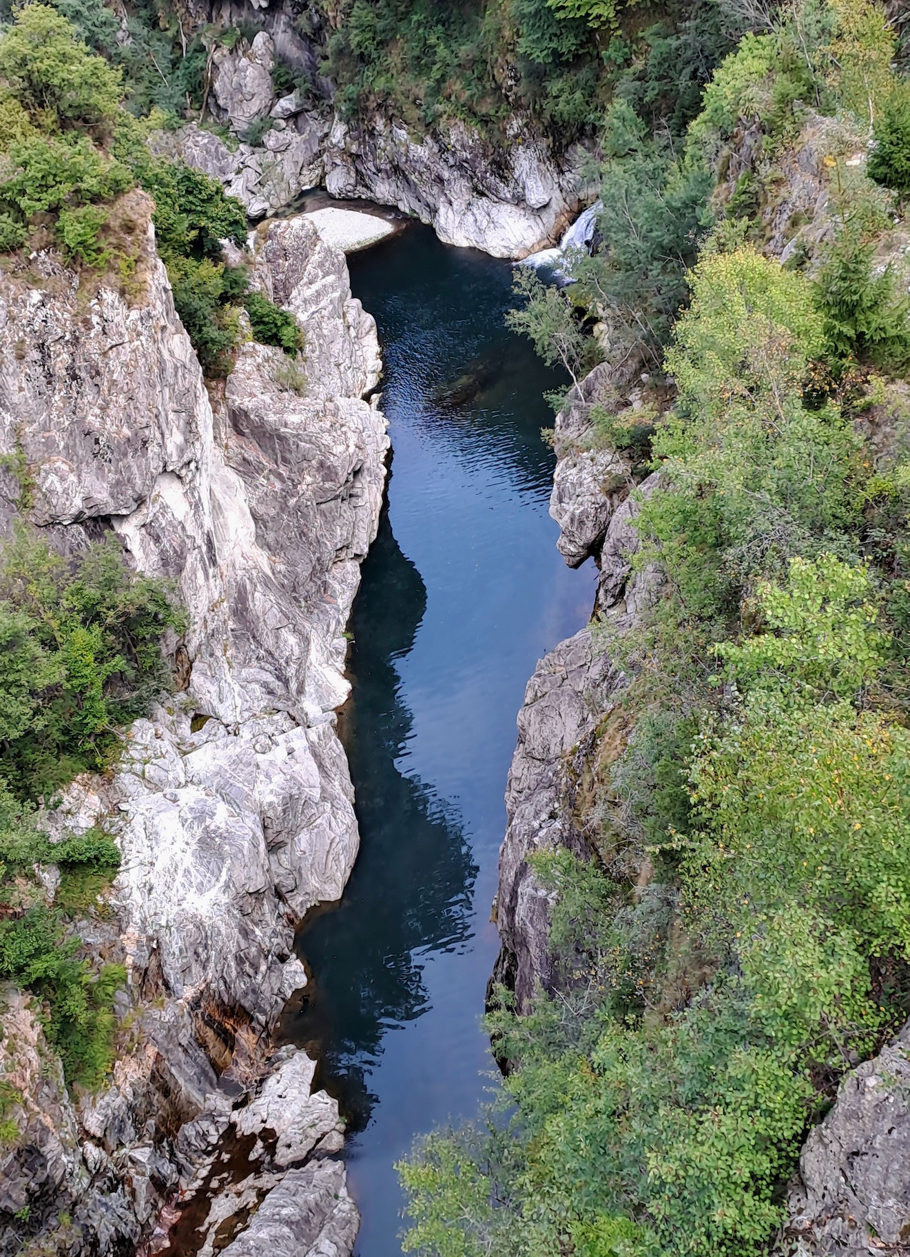 Das Flussbett der Melezza unterhalb des Staudammes. - Fotos [hikr.org]