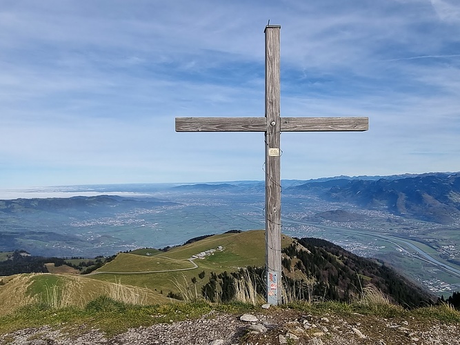 Gipfelkreuz Kamor. Es liegt Nebel am Bodensee - Fotos [hikr.org]