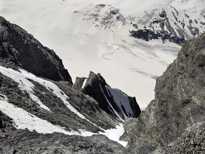 Blick zurück auf die Rippe aus der kurzen Querung. - Fotos [hikr.org]